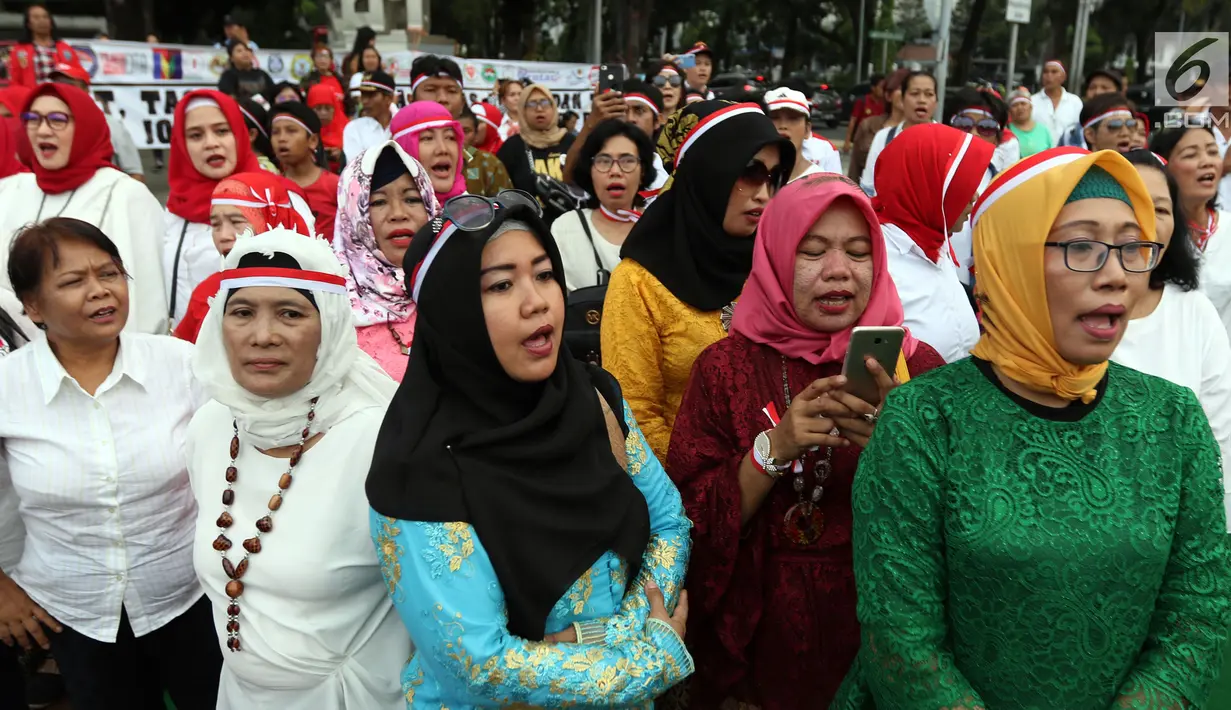 FOTO: Rayakan Kemenangan Jokowi, Relawan Potong Tumpeng di Depan Istana ...