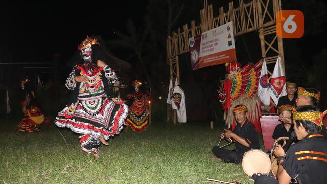 Suku Osing Banyuwangi Bacakan Lontar Yusuf Sambut Hari Adat Sedunia ...