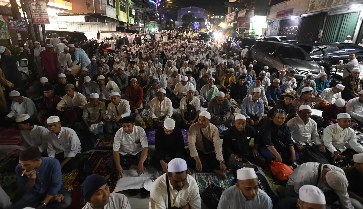 Membeludak, Ribuan Jemaah dari Berbagai Wilayah Salat Tarawih di Masjid ...