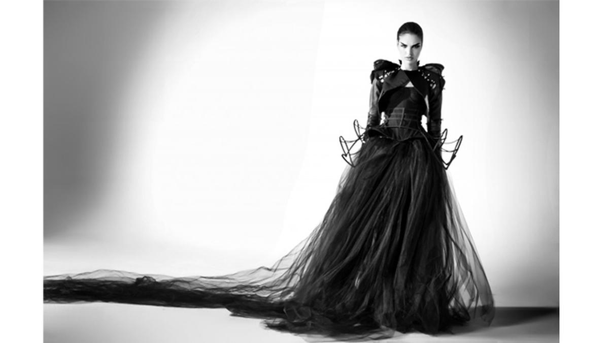 Mengapa Hitam Menjadi Warna Andalan Para Wanita? - Fashion & Beauty ...