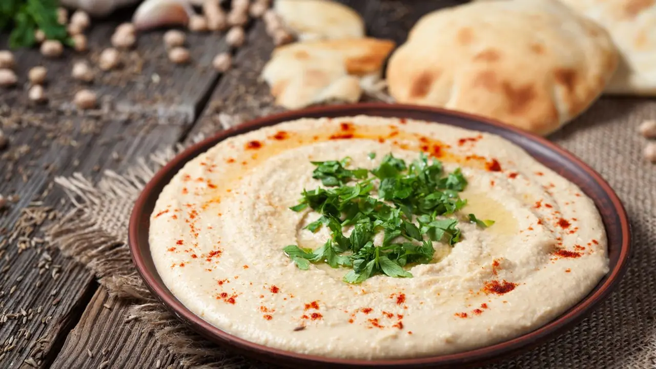 11 Makanan Khas Palestina yang Wajib Dicoba, Hummus hingga Moussaka ...
