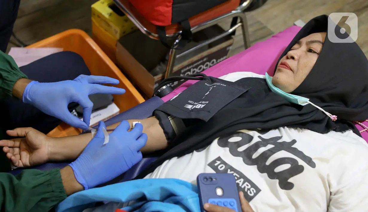 Antusiasme Warga Ikuti Kegiatan Donor Darah Ramadan - Foto Liputan6.com