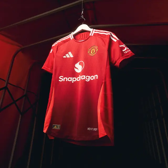 Top 3 Islami: Bolehkah Sholat Kenakan Jersey Manchester United Logo ...