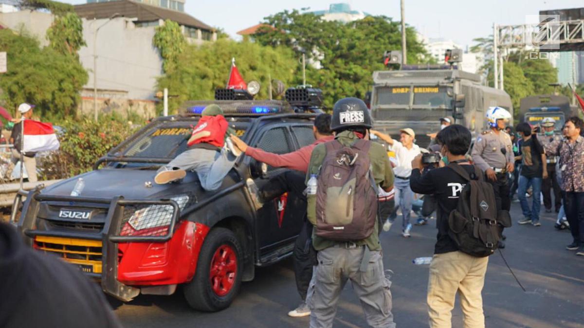 FOTO: Kendaraan Polisi Jadi Sasaran Pendemo di DPR - Foto Liputan6.com