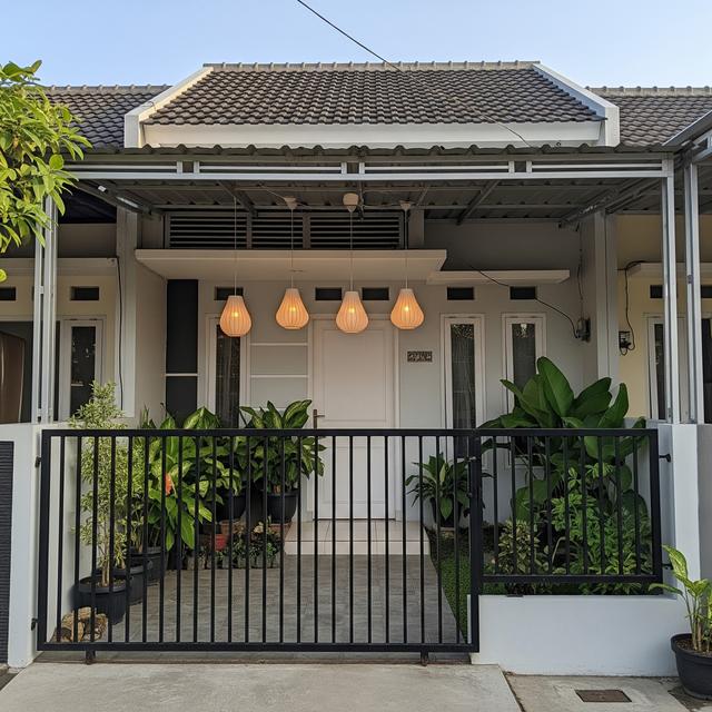 9 Ide Pagar Rumah Kombinasi Besi Minimalis dan Lampu Taman Estetik ...