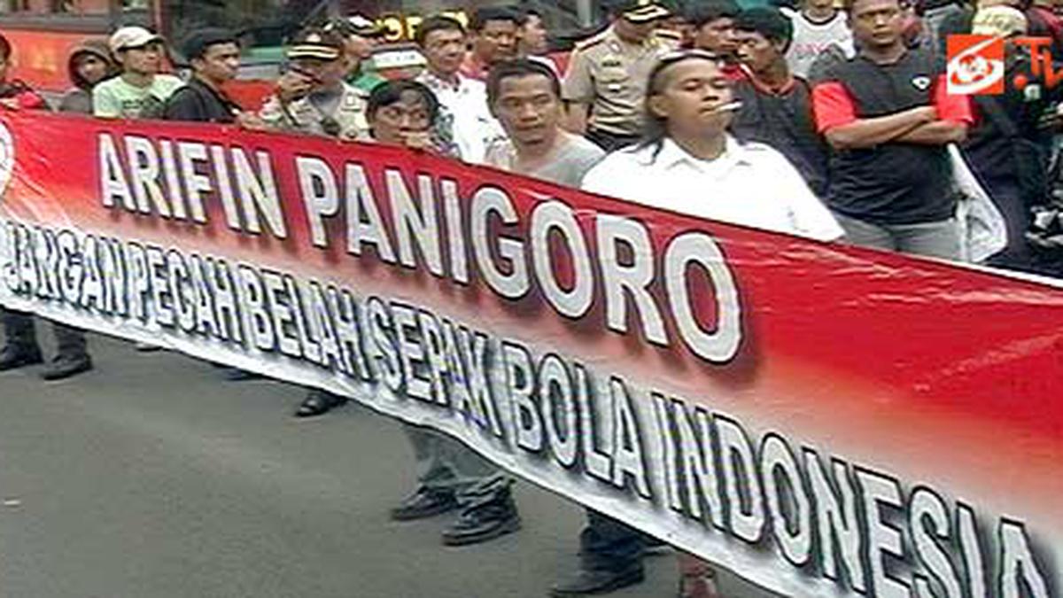 Rumah Arifin Panigoro Didemo Pendukung PSSI - Bola Liputan6.com