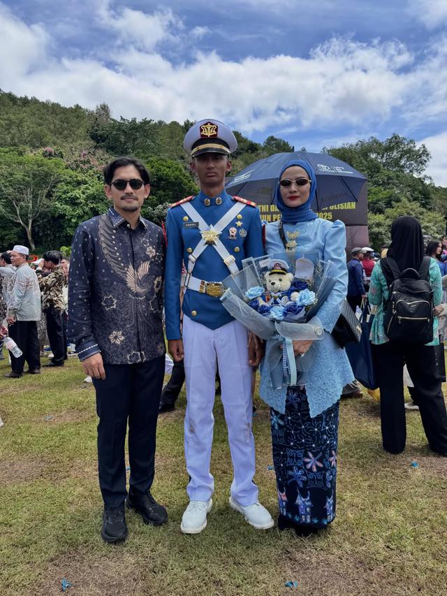 6 Potret Dhofin Anak Ibnu Jamil Wisuda Prajurit Taruna Akmil, Penuh Bangga