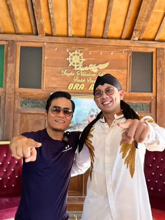 Pakai Peci dan Baju Koko, Ini 7 Momen Denny Sumargo Berkunjung ke Pesantren Gus Miftah - Hot ...