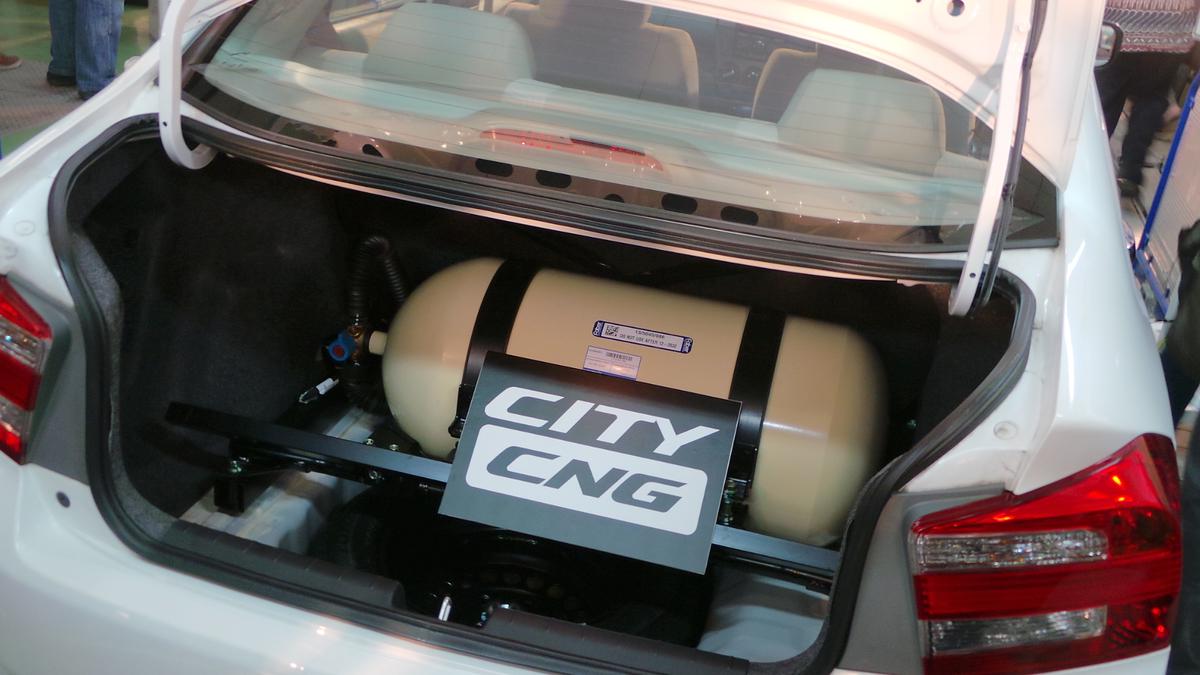 Menristek: Mobil Gas CNG Idealnya Dipatok Mulai Rp 100 Juta - Otomotif ...