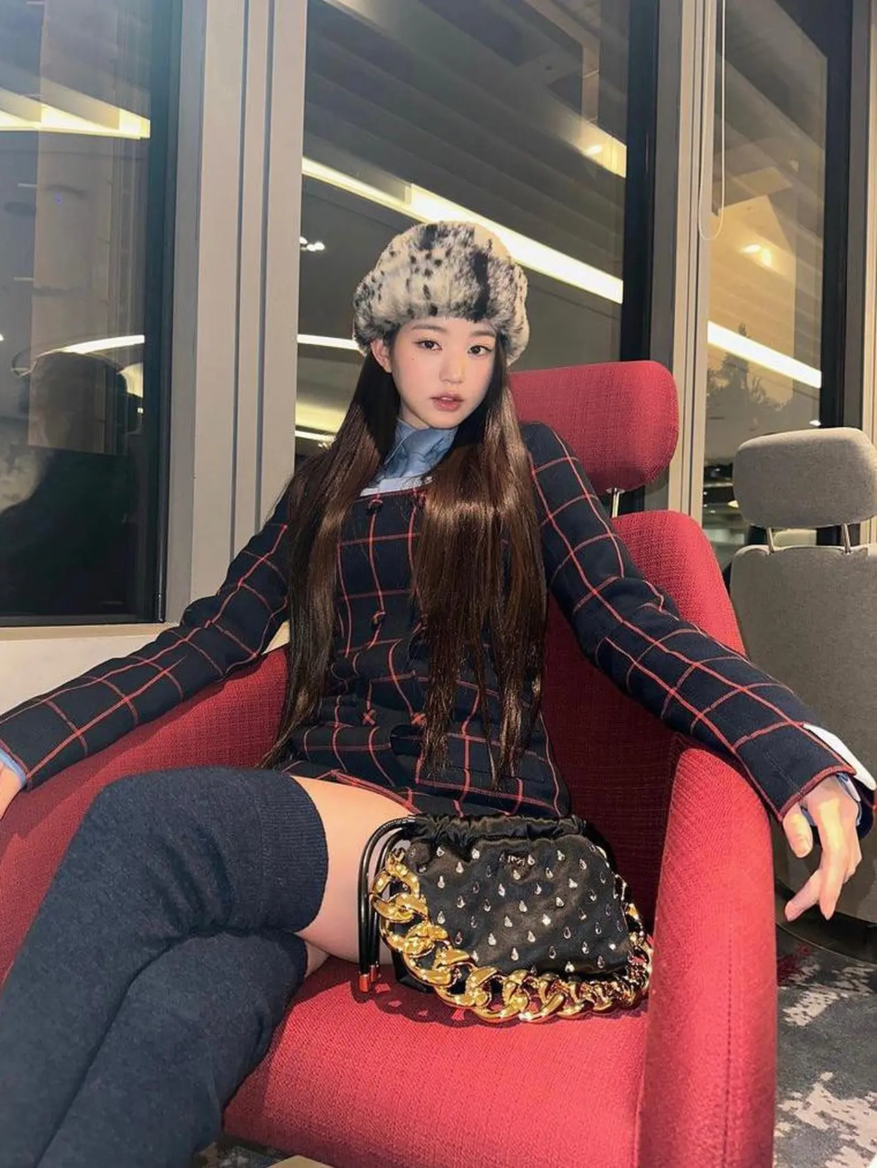 Beda Gaya 8 Idol KPop Pakai Topi Bulu yang Kembali Tren, Jennie ...