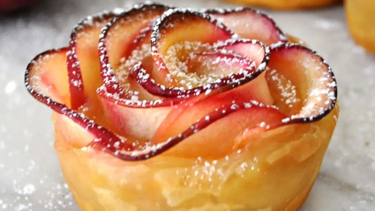 Dessert Lezat Bentuk Mawar Dari Buah Apel Segar - Photo Fimela.com