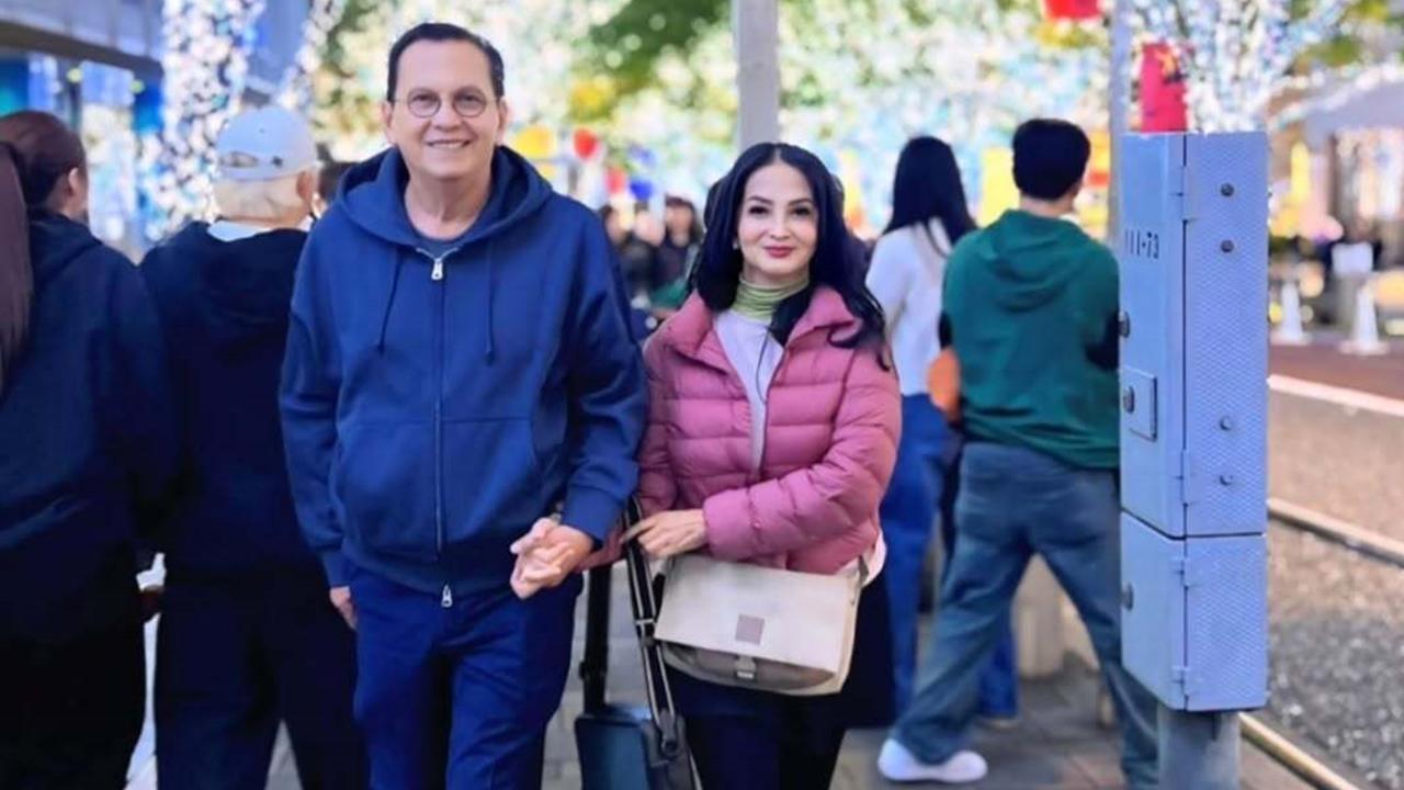 6 Gaya Anna Maria Istri Roy Marten saat Liburan, Awet Muda di Usia 61 Tahun
