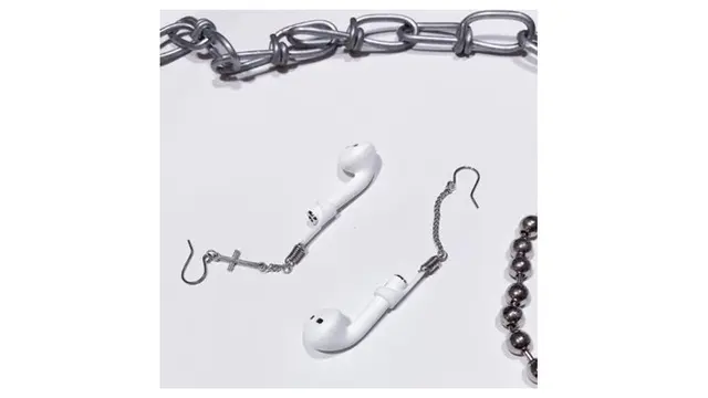 Earphone Sering Dimakan Kucing, Cewek Ini Jadikan AirPod Sebagai Anting ...