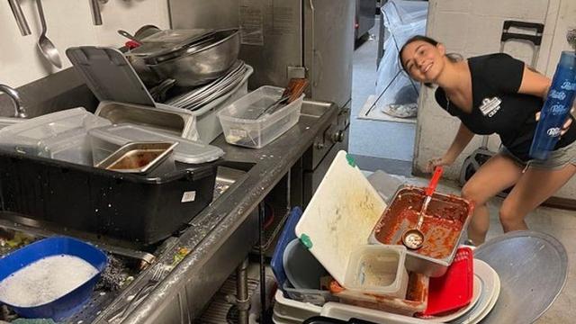 6 Keadaan Tak Terduga di Dapur, Koki Panggang Daging Sambil Tulis Esai - Hot Liputan6.com