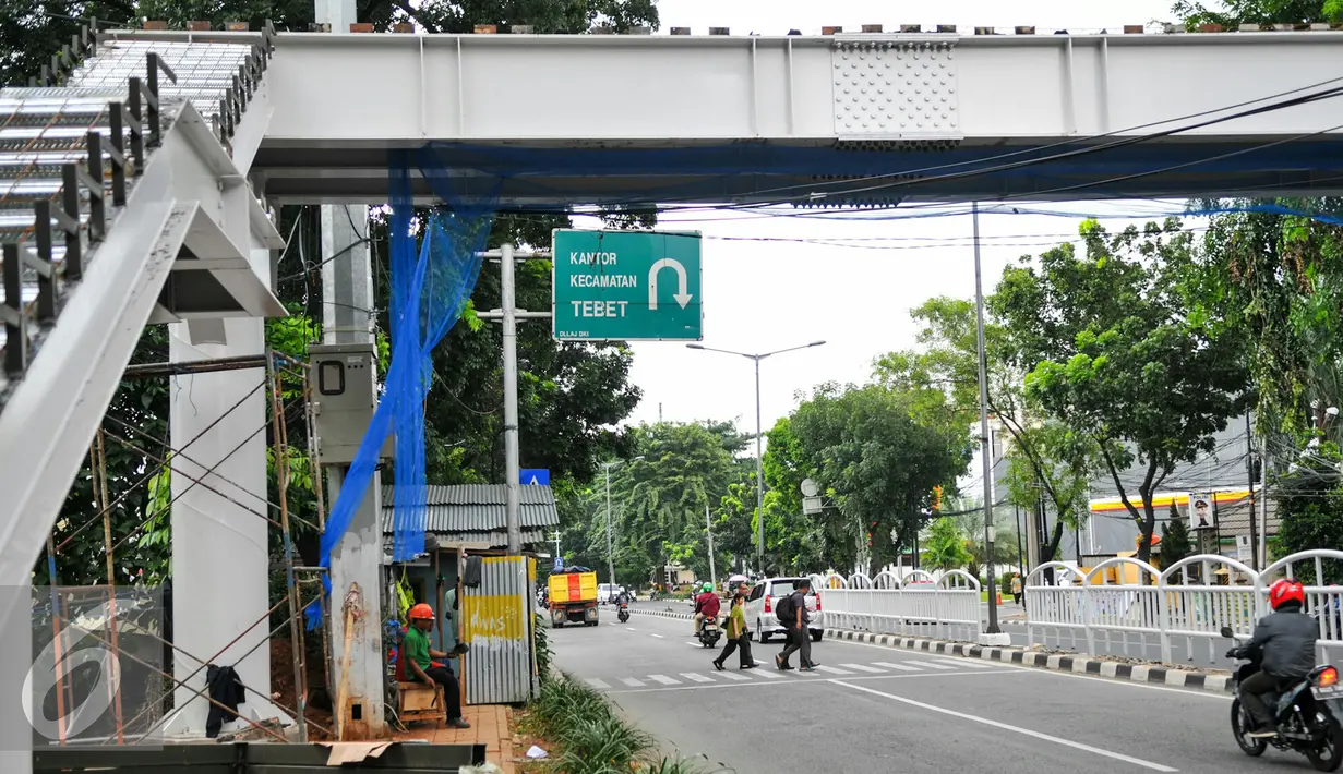 Pembangunan JPO Tebet Terus Dikerjakan - Foto Liputan6.com