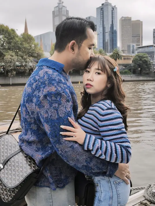 6 Potret Kiki Saputri Berlibur ke Australia, Gonta-Ganti Tas Mewah Balenciaga hingga Hermes ...