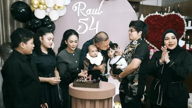 6 Potret Raul Lemos Pesta Ultah ke-54 Bareng Aurel Hermansyah dan Atta ...