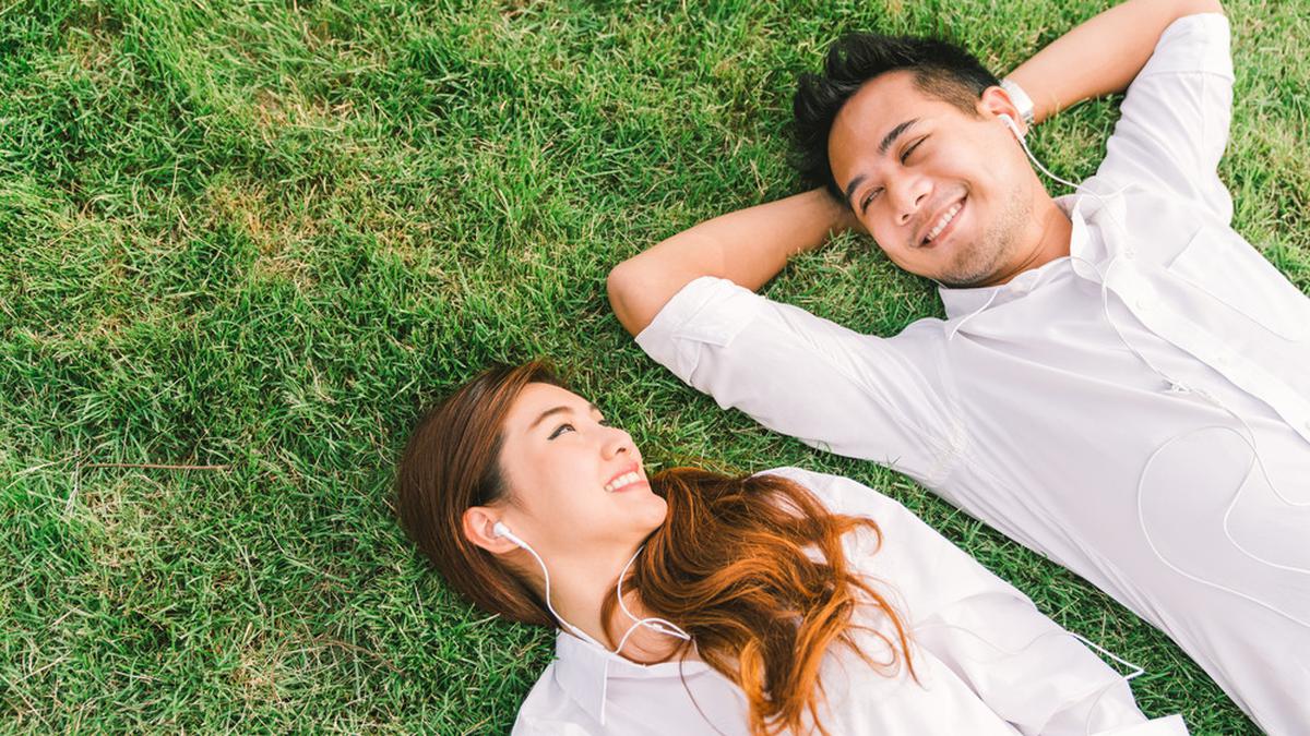 5 Cara Menunjukkan Cinta Tanpa Mengatakannya