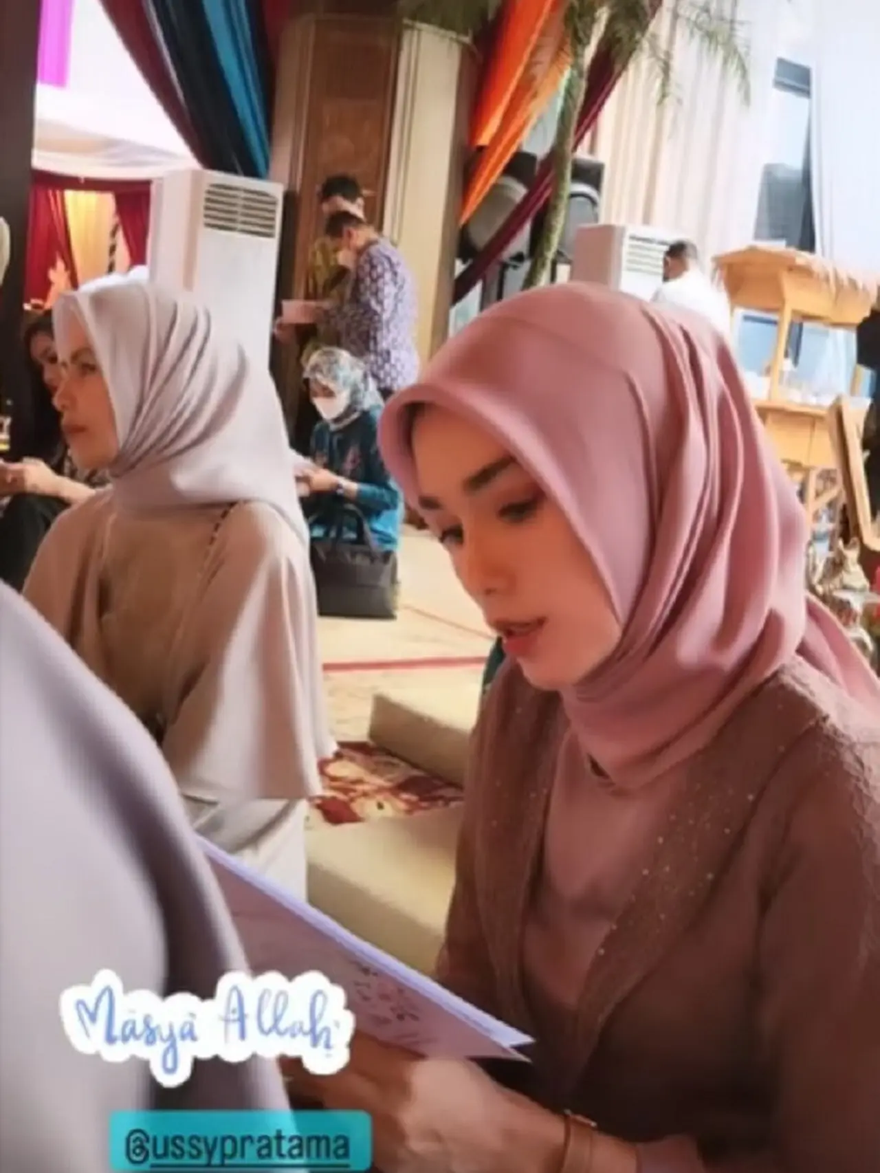 Potret Cantik Ussy Sulistiawaty Pakai Hijab, Diserbu Pujian dan ...
