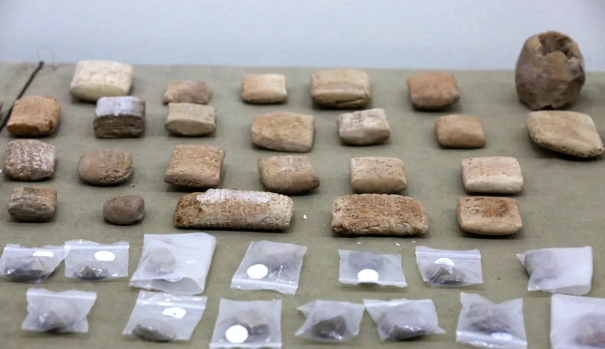 FOTO: Ratusan Tablet Tulisan Paku Kuno Dikembalikan ke Irak - Foto ...