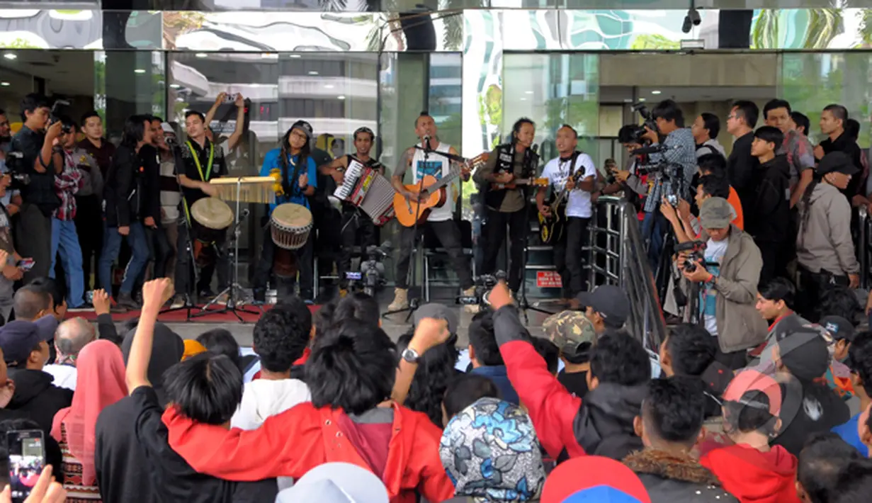 Anak Punk 'Serbu' Gedung KPK - Foto Liputan6.com