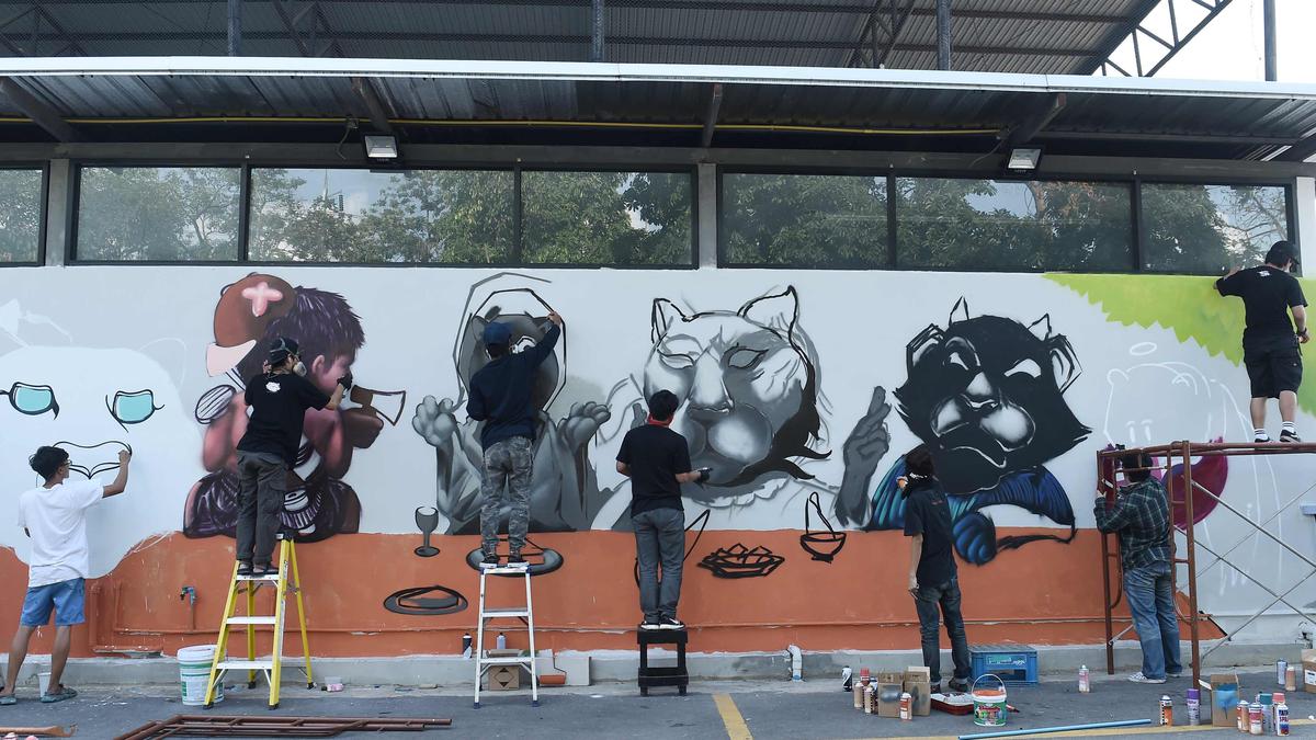 FOTO: Seniman Bangkok Protes Perburuan Satwa Liar Lewat Mural - Foto ...