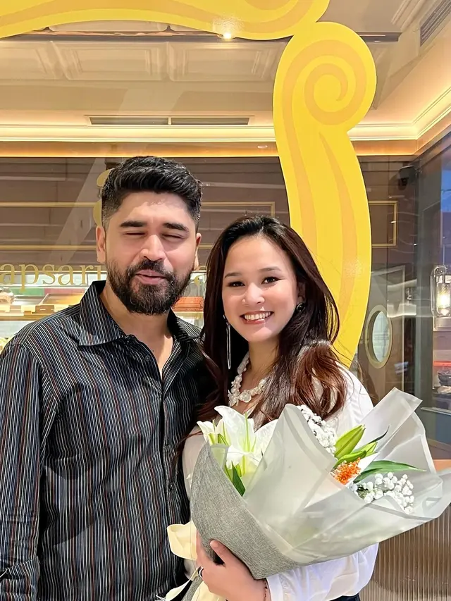7 Potret Terbaru Rizky Hanggono Bareng Kekasih, Sudah Dekat dengan Anak ...