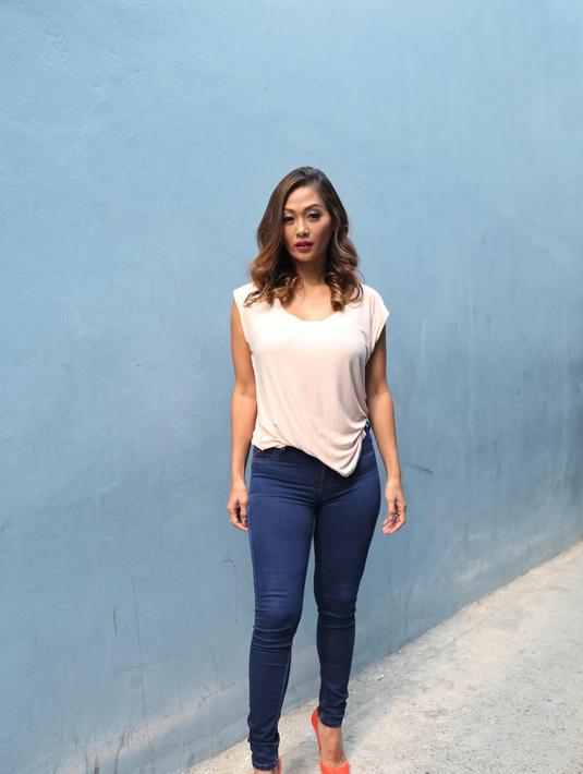 Jarang terlihat, Intip penampilan Indah Kalalo terkini - Photo Fimela.com