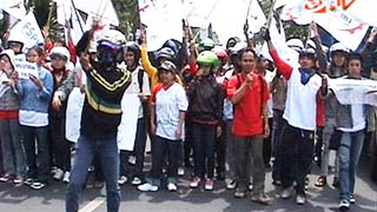 Buruh Tuntut Sistem Alih Daya Dihapus - News Liputan6.com