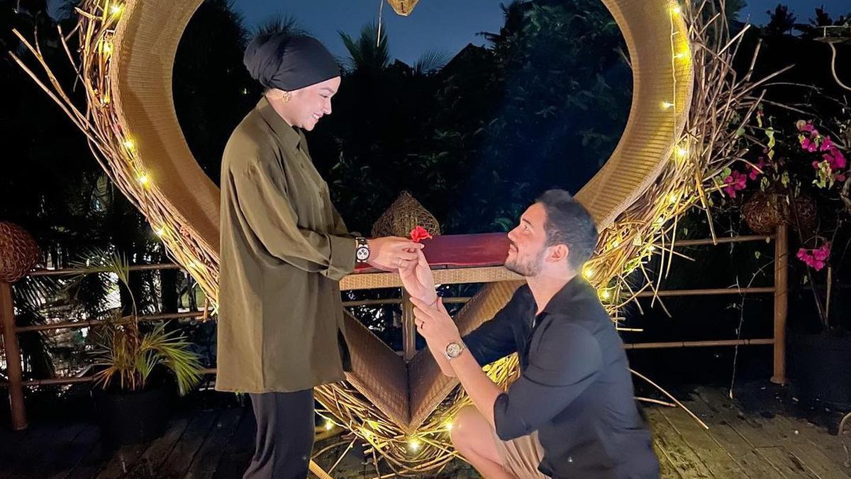 Potret Liburan Aryani Fitriana dan Donny Michael, Romantis dan Curi ...