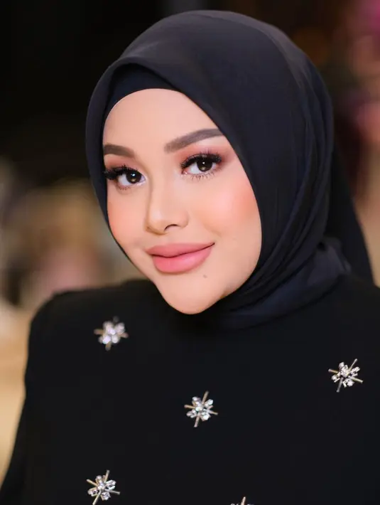 Dibilang Filler Bibir, 8 Potret Gaya Makeup Aurel Hermansyah yang Cantiknya Natural - Photo ...