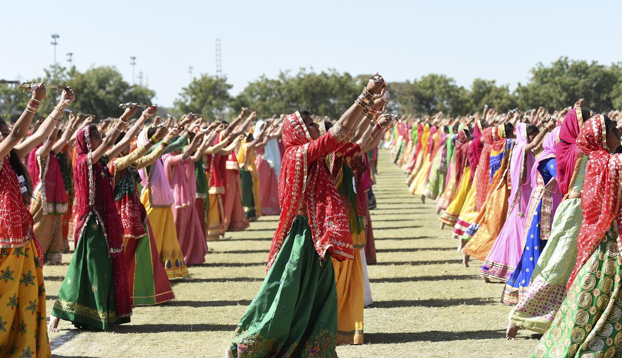 FOTO: 2.000 Wanita India Pecahkan Rekor Dunia Menari Pedang - Foto ...
