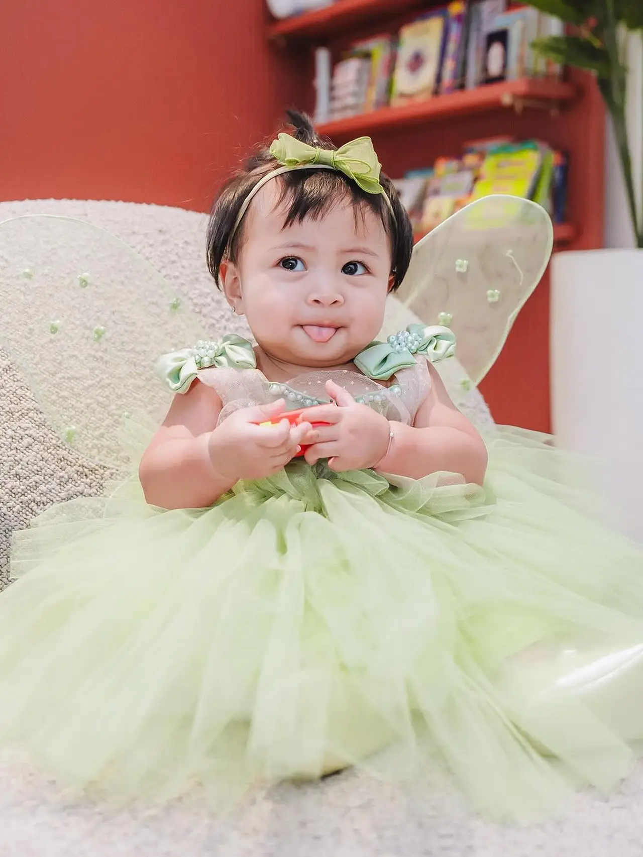 5 Potret Terbaru Baby Lily Bergaya Peri Ditemani Raffi Ahmad, Caption ...