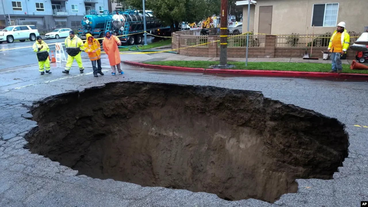 Fenomena Sinkhole Si Lubang Raksasa Muncul di Inggris Selatan, Telan ...