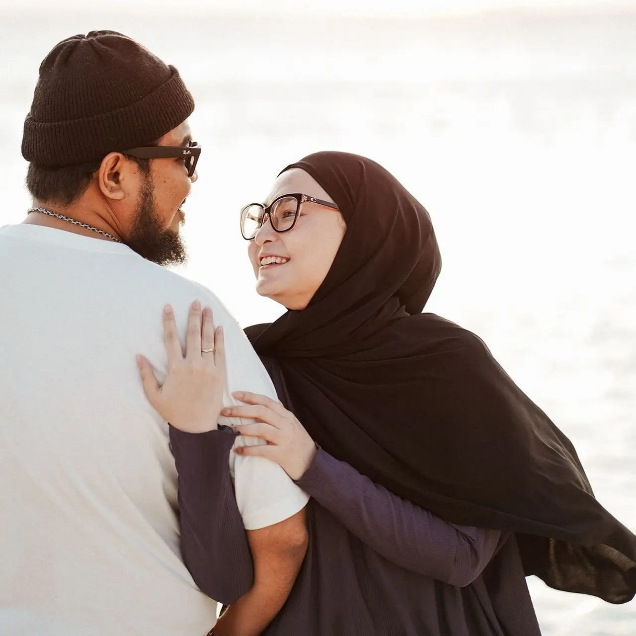 7 Potret Rigen Umumkan Istri Hamil Anak Ketiga, Indah: KB Spiral Jebol ...