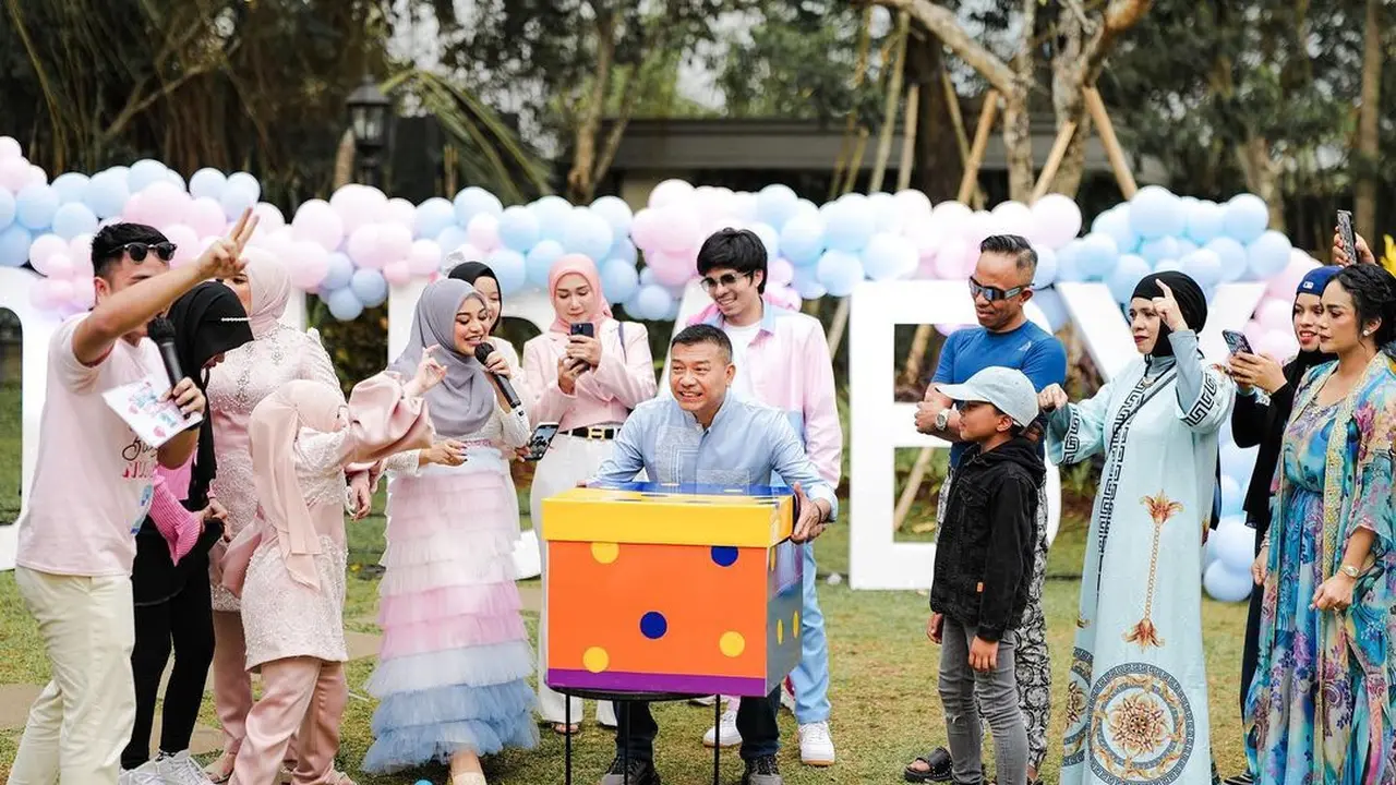 6 Potret Aurel Hermansyah dan Atta Halilintar Gelar Gender Reveal Anak Kedua, Diwarnai Kehebohan ...