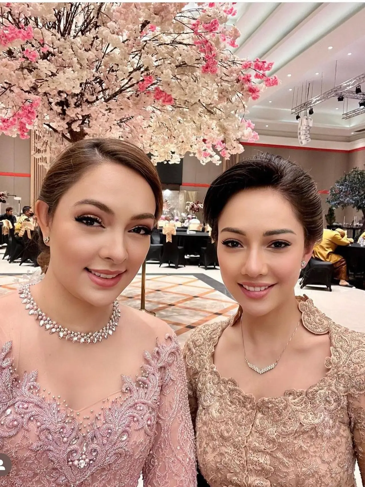 6 Potret Terbaru 'Kekasih' Duta di Video Klip Sheila On 7, Jadi ...