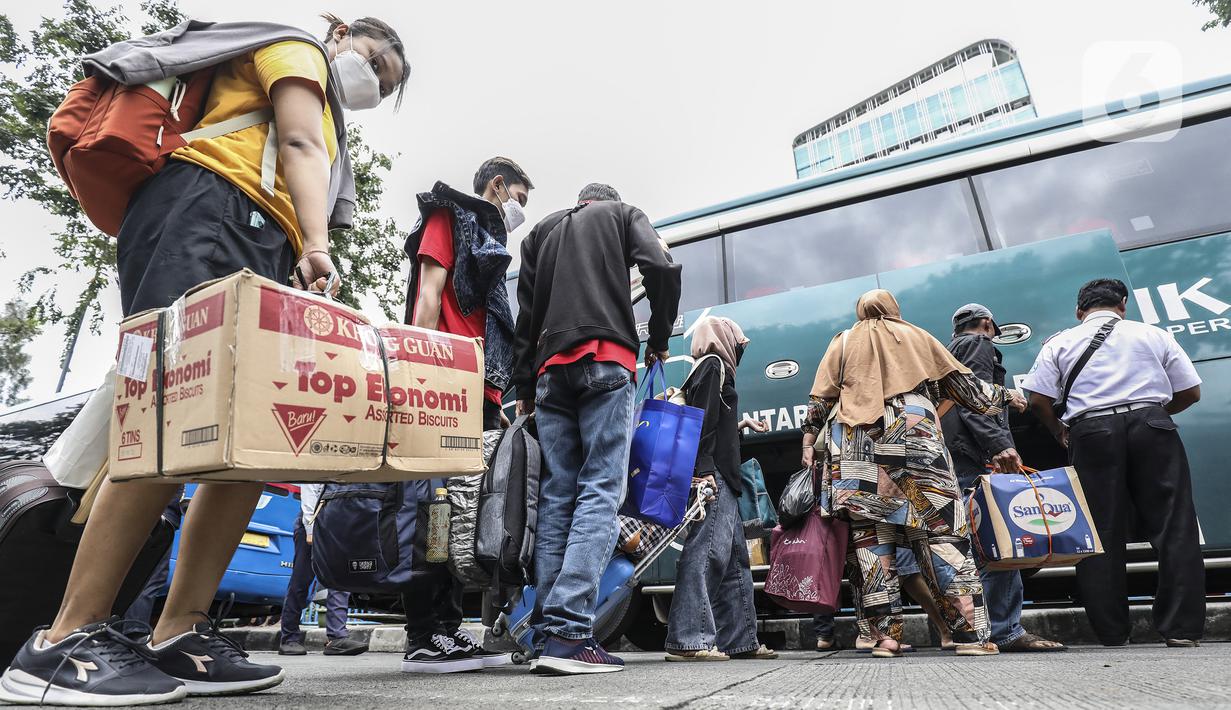 FOTO: Terminal Grogol Mulai Dipadati Pemudik - Foto Liputan6.com