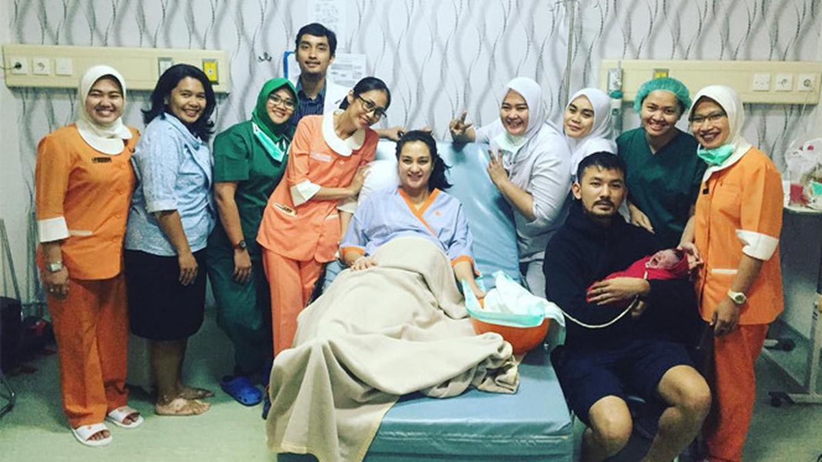 Pertama Kali Azankan Anak, Rio Dewanto Gemetar - ShowBiz Liputan6.com