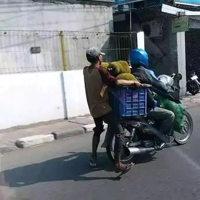 6 Potret Nekat Bonceng Orang Sekaligus Bawa Banyak Barang Ini Bikin ...
