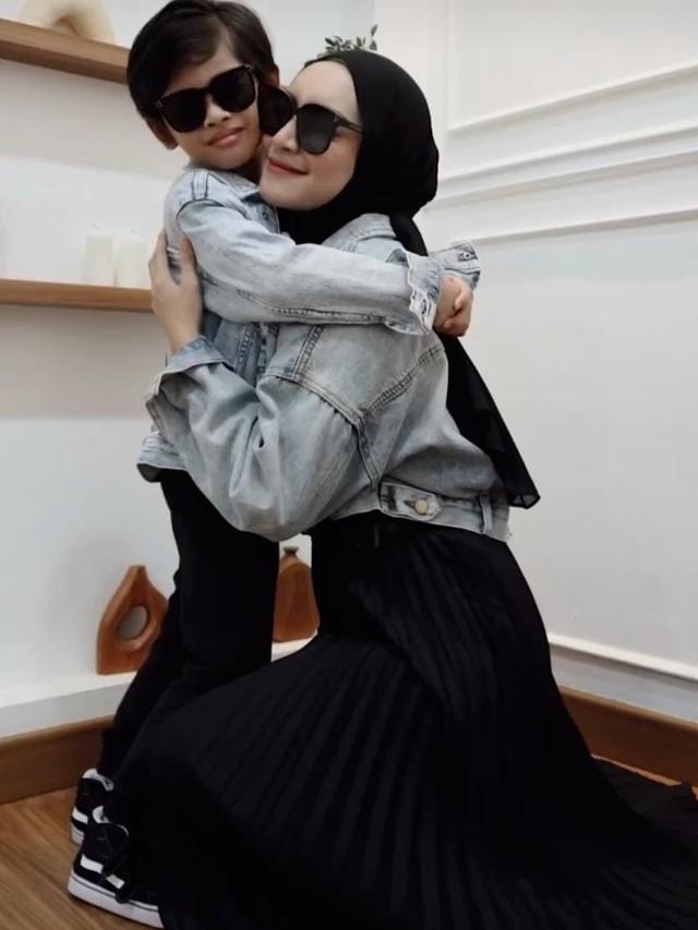 Sudah Bercerai, Intip Potret Melody Prima saat Momong Anak Seorang Diri ...