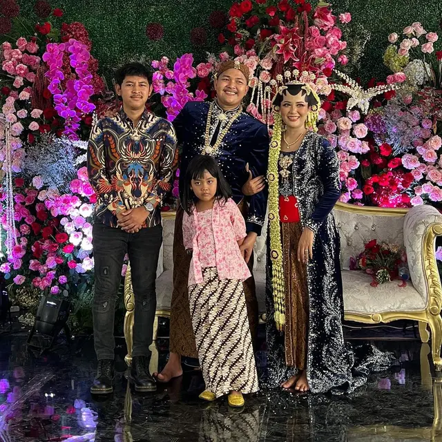 7 Potret Pernikahan Nopek Novian dengan Adat Jawa, Terungkap Sosok Istri - Hot Liputan6.com