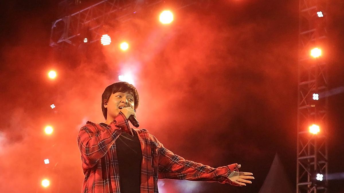 Lirik Lagu Menyesal - Yovie Widianto feat. Lyodra, Tiara Andini, dan ...