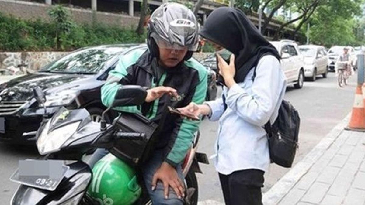 Driver Ojol Ini Punya Layanan Tak Biasa, Full Musik Bikin Netizen Melongo - Berita Otosia.com