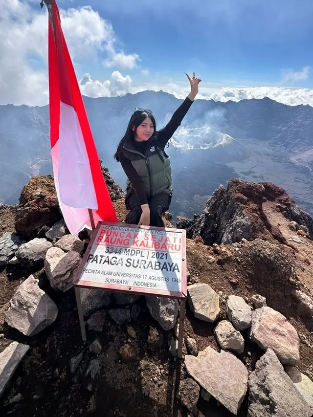 Sempat Kena Badai, Ini 6 Potret Wendy Walters Saat Mendaki Gunung - Entertainment Fimela.com