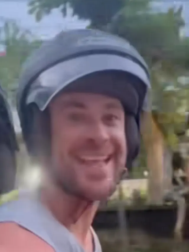 7 Potret Chris Hemsworth Tertib Pakai Helm saat Naik Motor di Bali ...