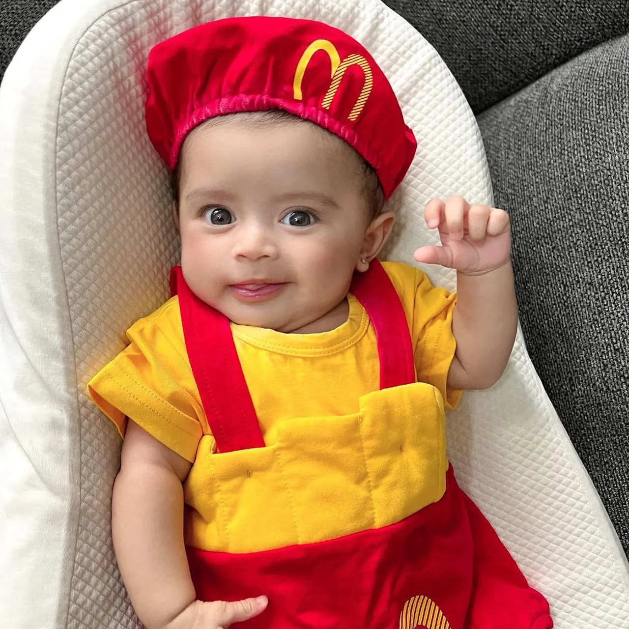 8 Potret Baby Guzel, Anak Ali Syakieb yang Cantiknya Seperti Boneka
