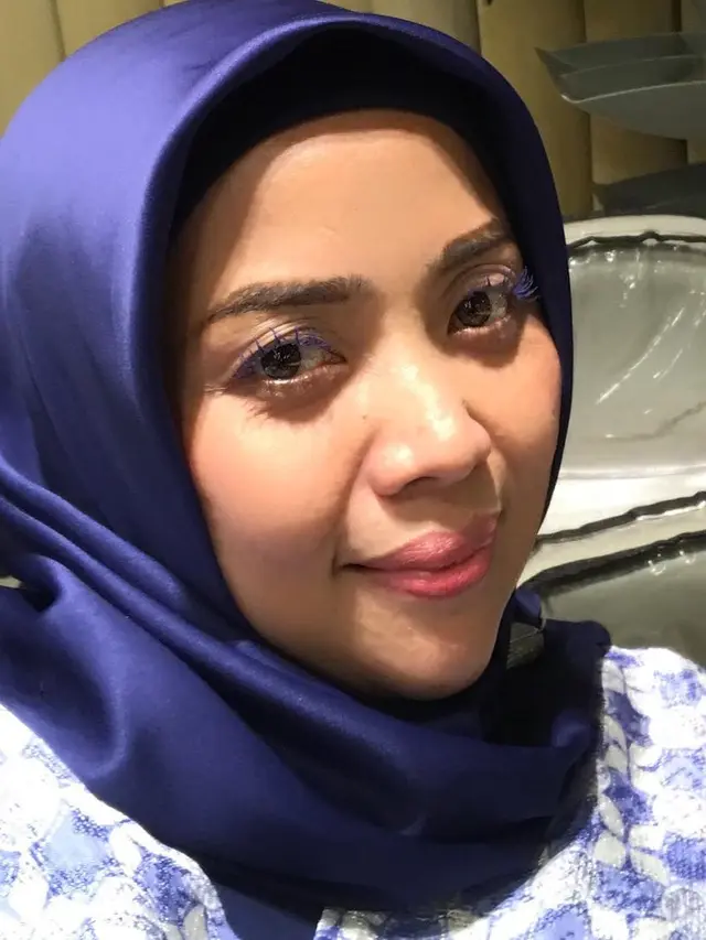 Biasa Natural, 6 Potret Muzdalifah dengan Makeup Tebal Ini Bikin Pangling - Hot Liputan6.com