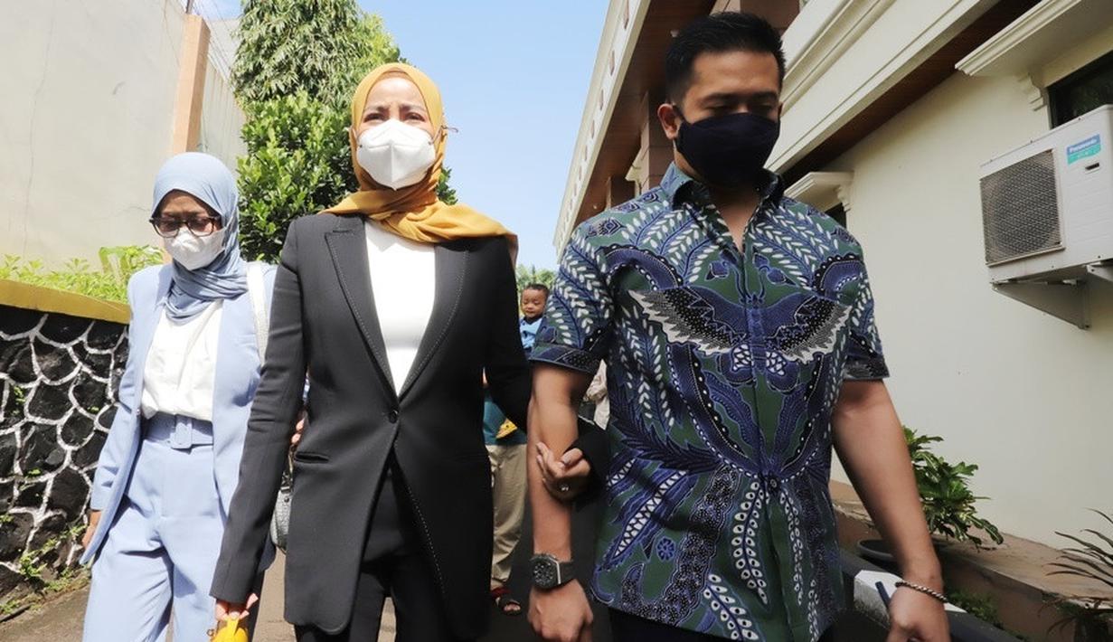 Potret Kemesraan Olla Ramlan dan Aufar Saat Sidang Cerai Perdana - Page ...