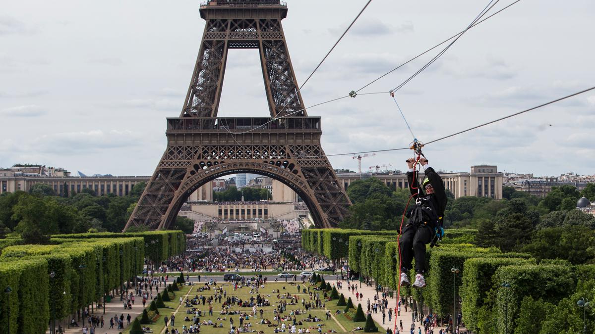 Menjajal Naik Flying Fox dari Menara Eiffel - Foto Liputan6.com